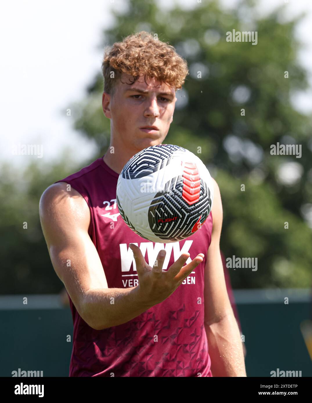 Arne Engels (FC Augsburg #27) mit einem Ball in der Hand; FC Augsburg ...