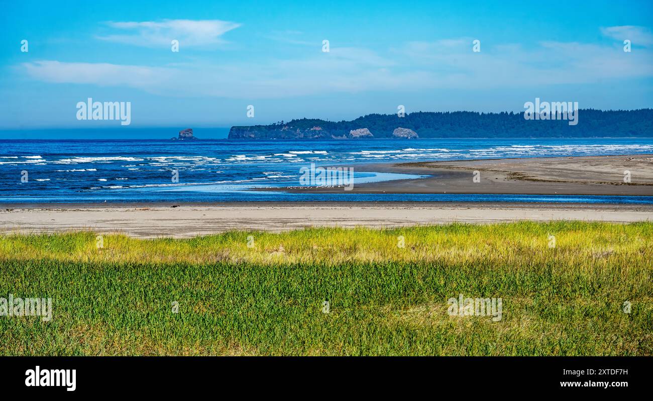 A view of the ocean and land in Moclips, Washington Stock Photo - Alamy