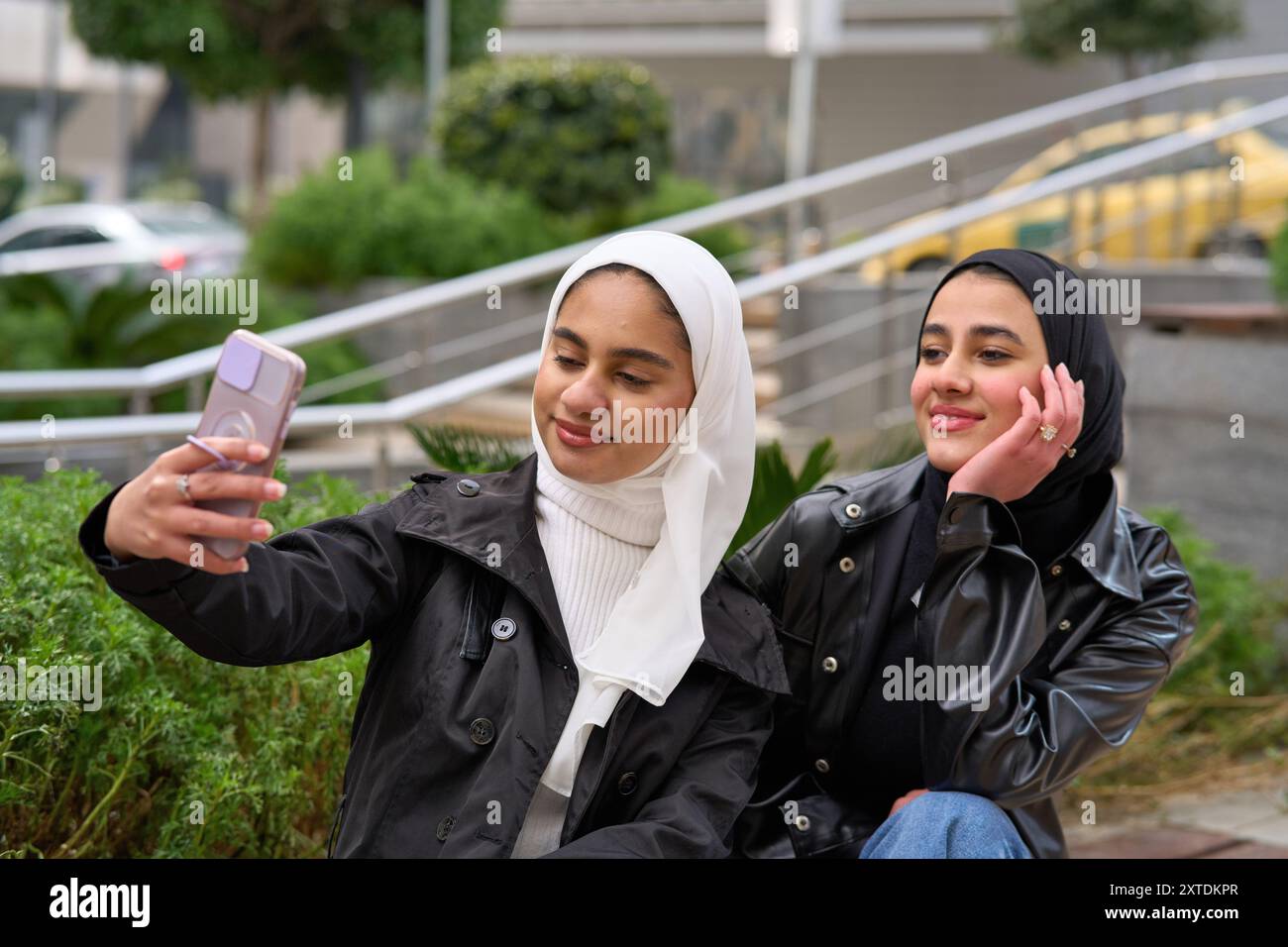 Muslim women posing for photo hi-res stock photography and images - Alamy