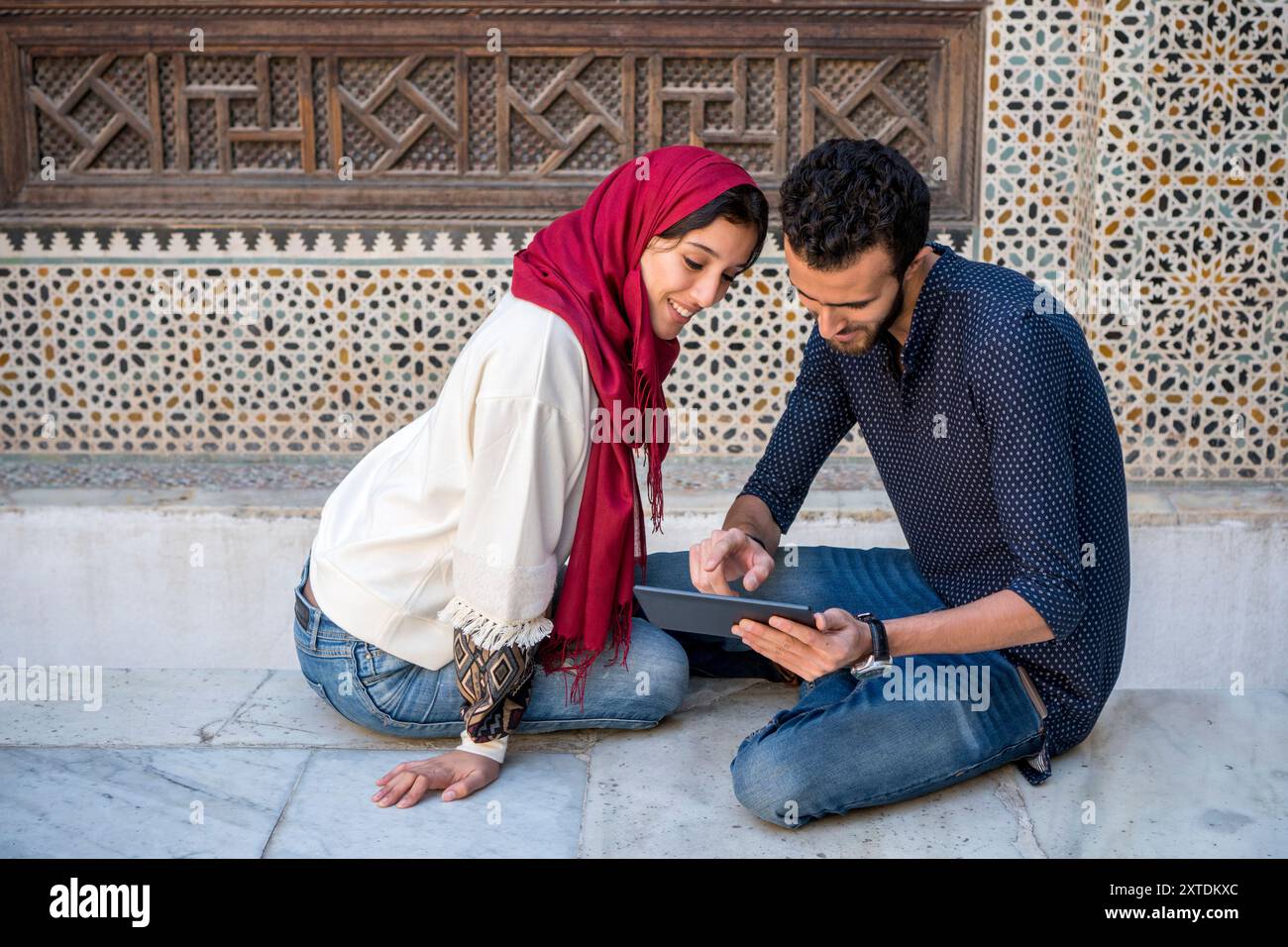 Muslim couple computer hi-res stock photography and images - Alamy