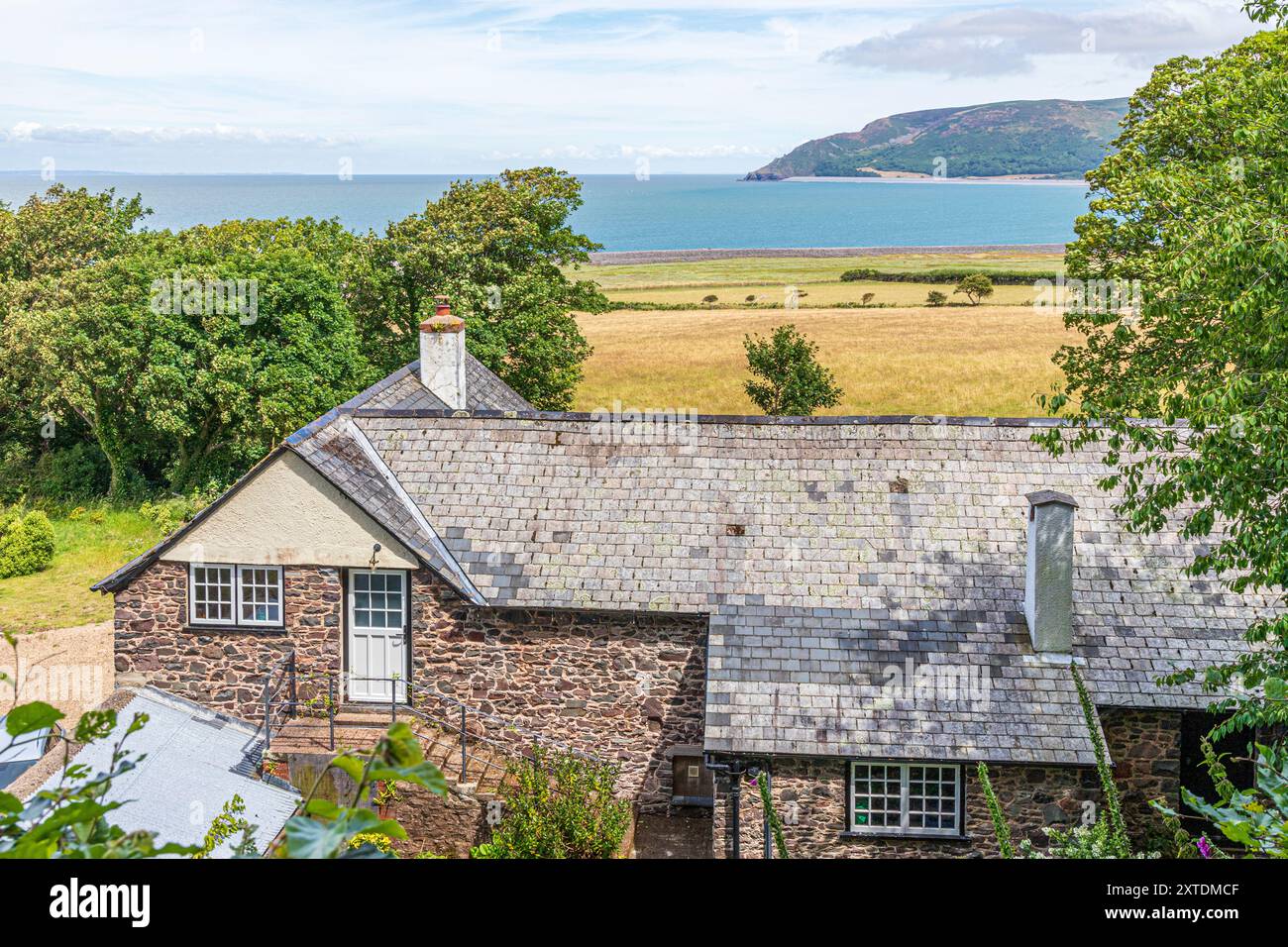 Chimneys english country manor hi-res stock photography and images - Alamy