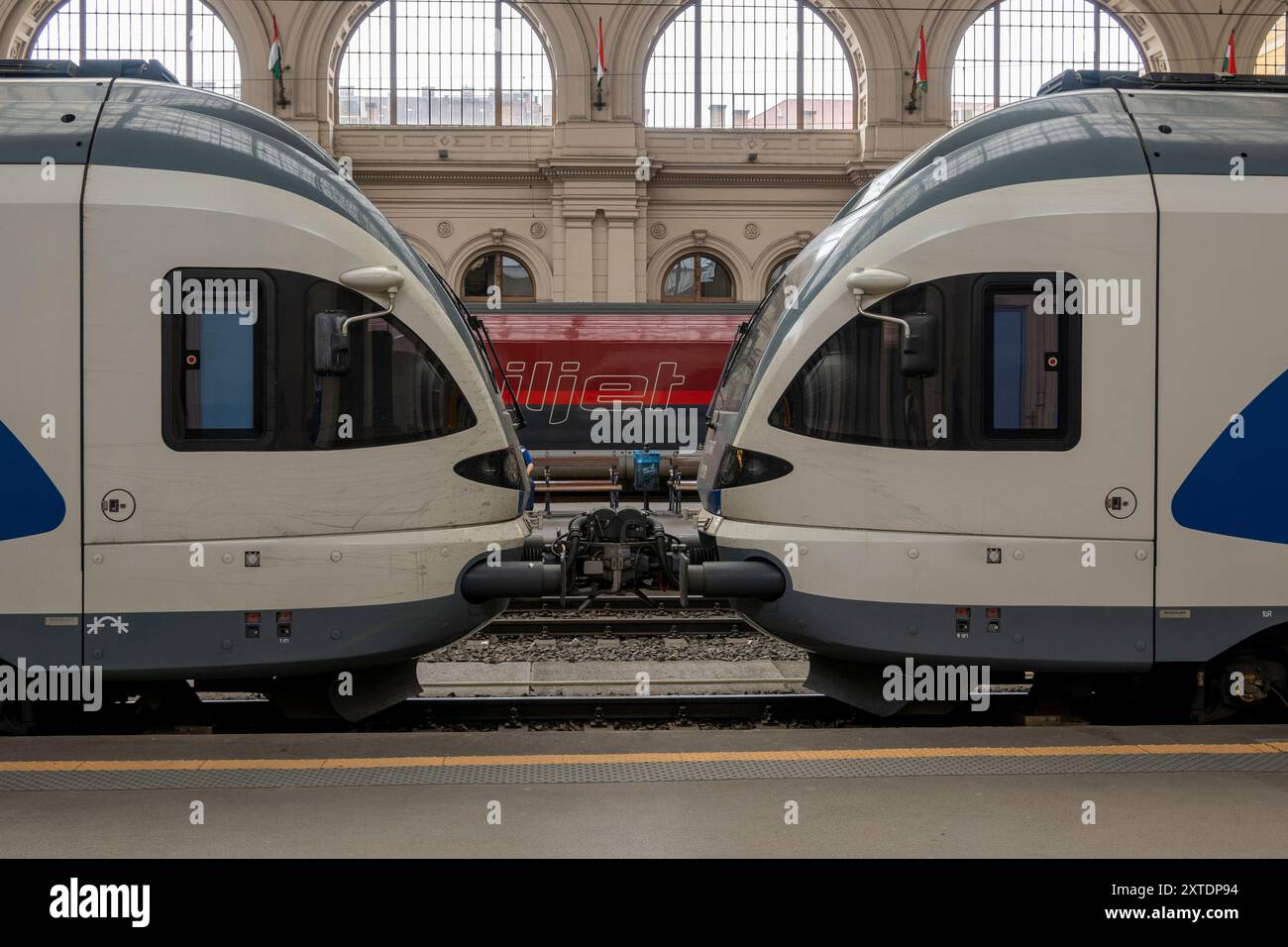 Electric Train at Budapest Keleti Station Stock Photo - Alamy