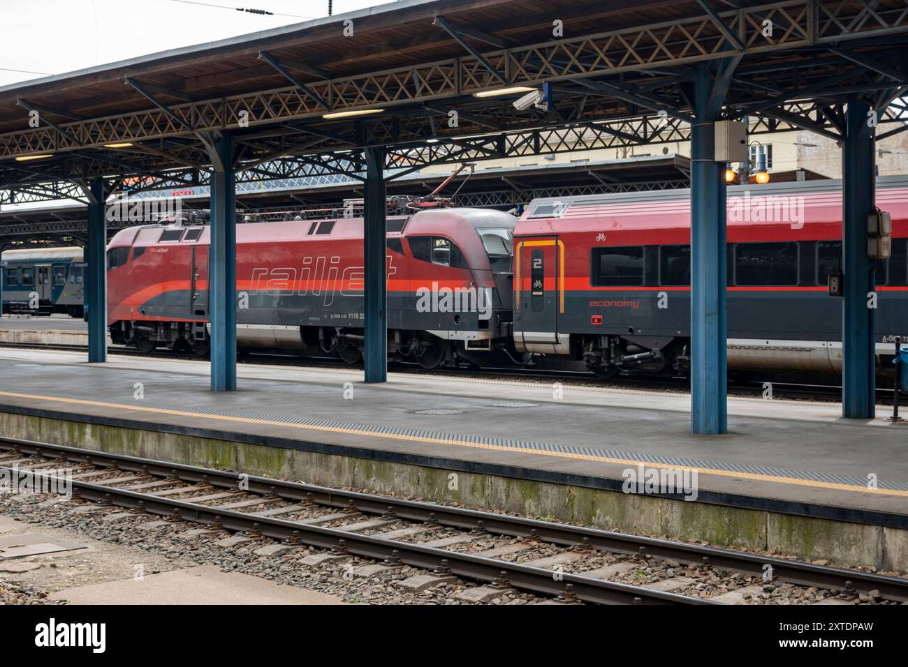 Railjet train hi-res stock photography and images - Alamy