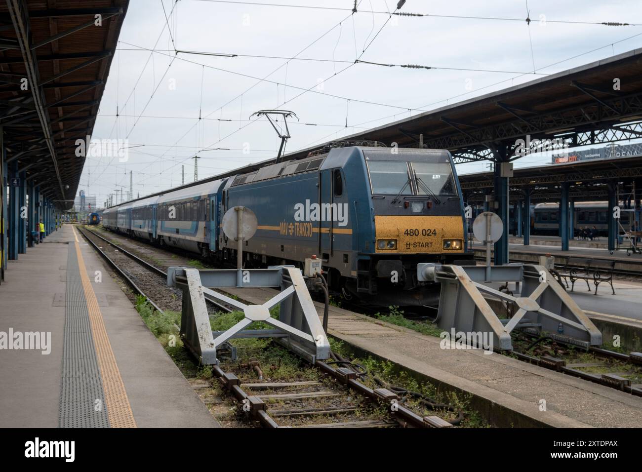 MAV - Hungarian Railways train at Budapest Keleti Station Stock Photo ...