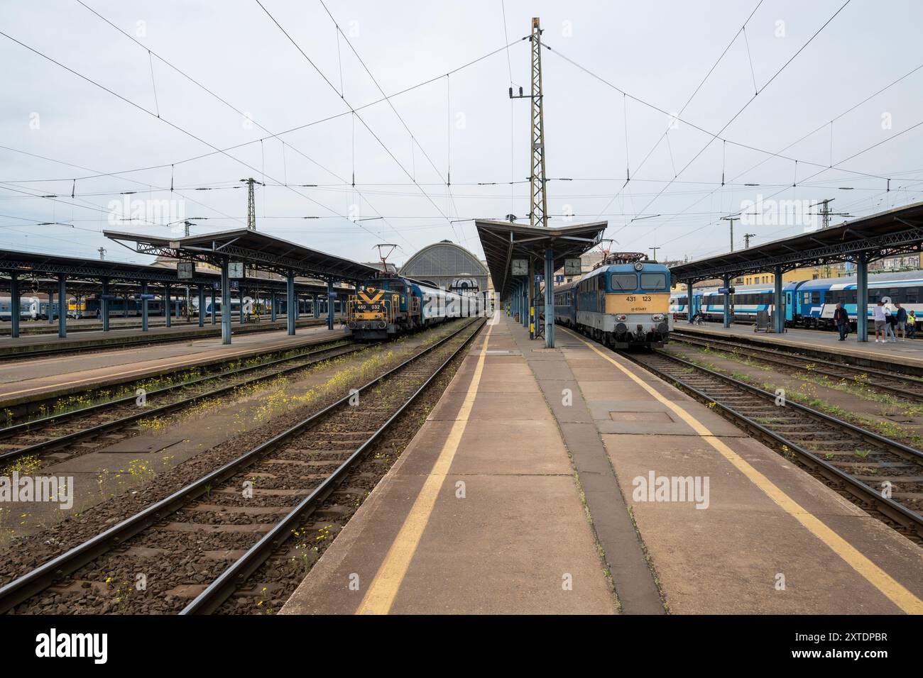 MAV - Hungarian Railways train at Budapest Keleti Station Stock Photo ...