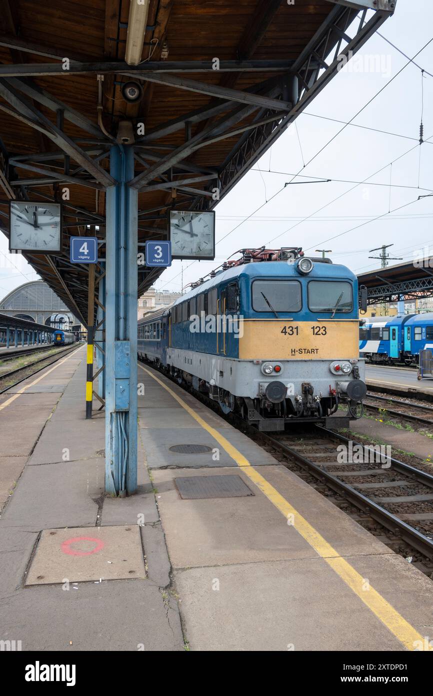 MAV - Hungarian Railways train at Budapest Keleti Station Stock Photo ...
