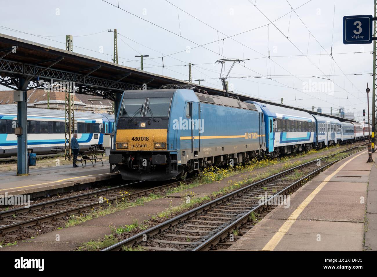 MAV - Hungarian Railways train at Budapest Keleti Station Stock Photo ...