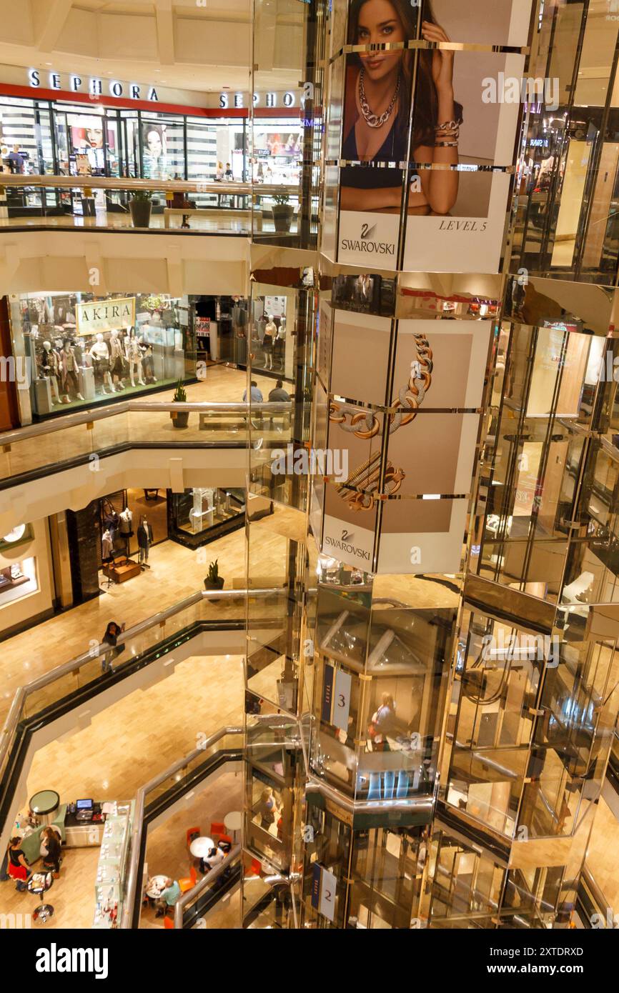 Inside the Luxury Water Place Mall in Michigan Avenue, Magnificent Mile ...