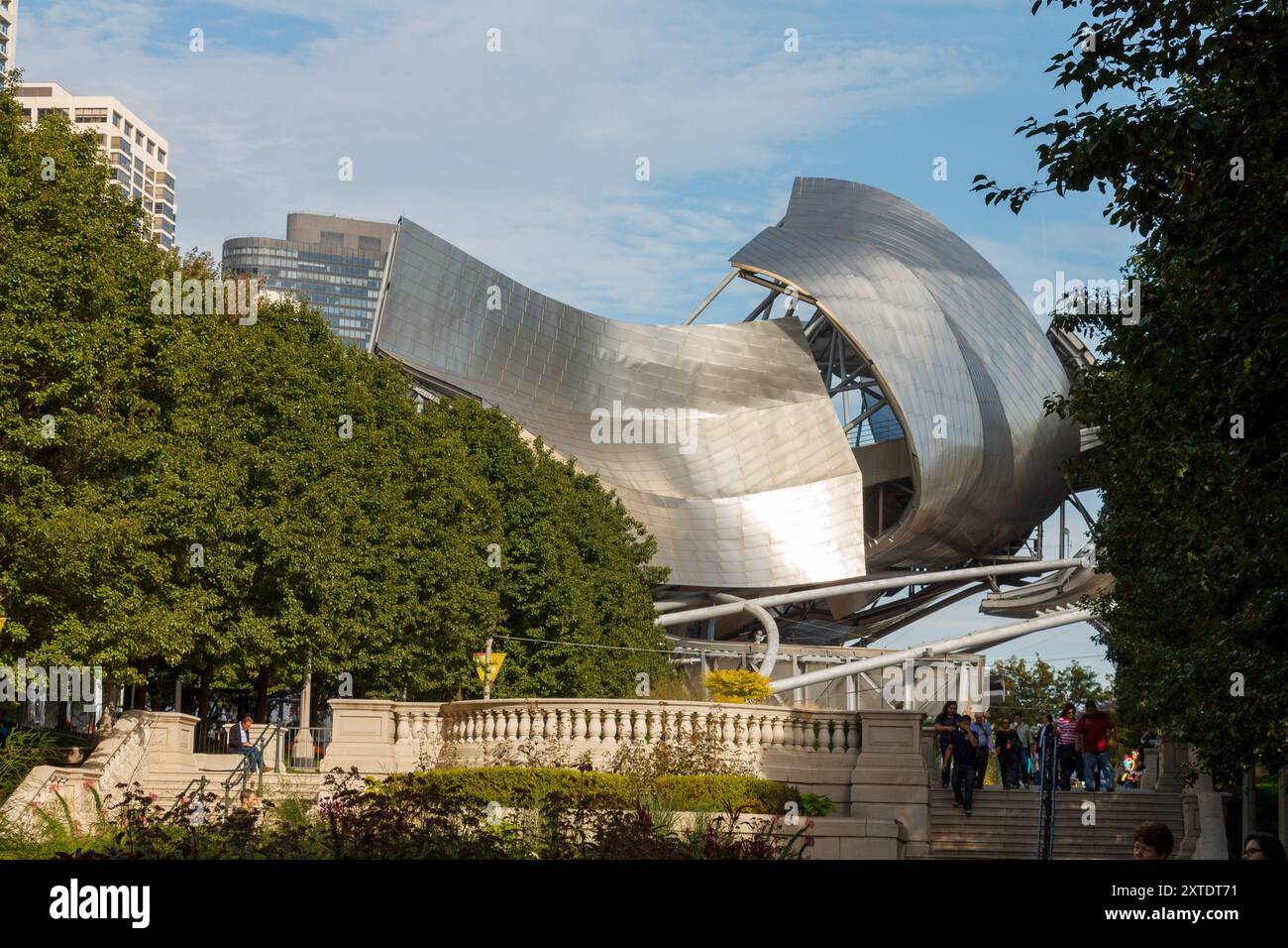 The Jay Pritzker Pavilion Modern Architecture Building in Millenium ...