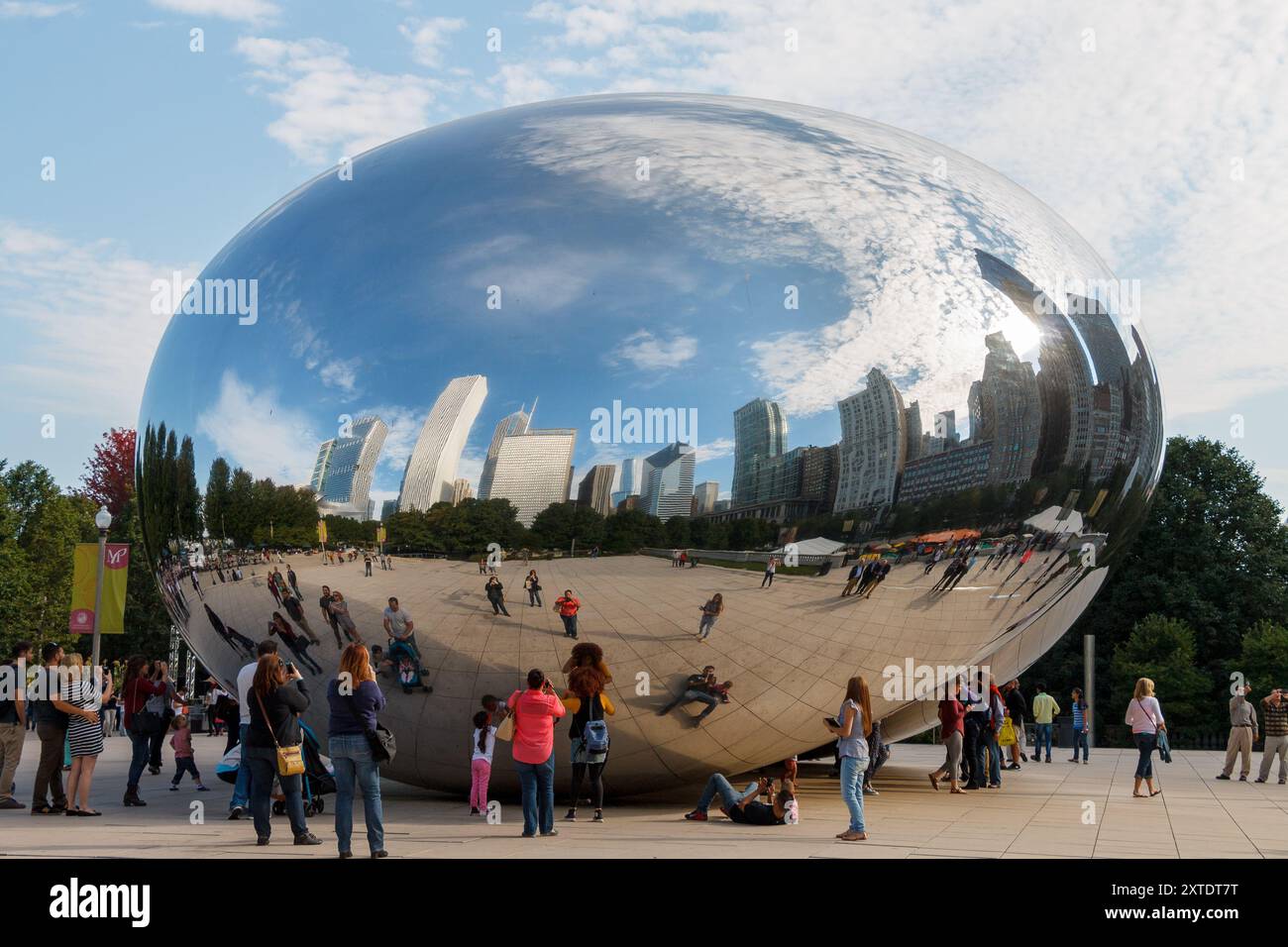 The Cloud Gate (the bean) monument reflecting the skyline of Chicago ...