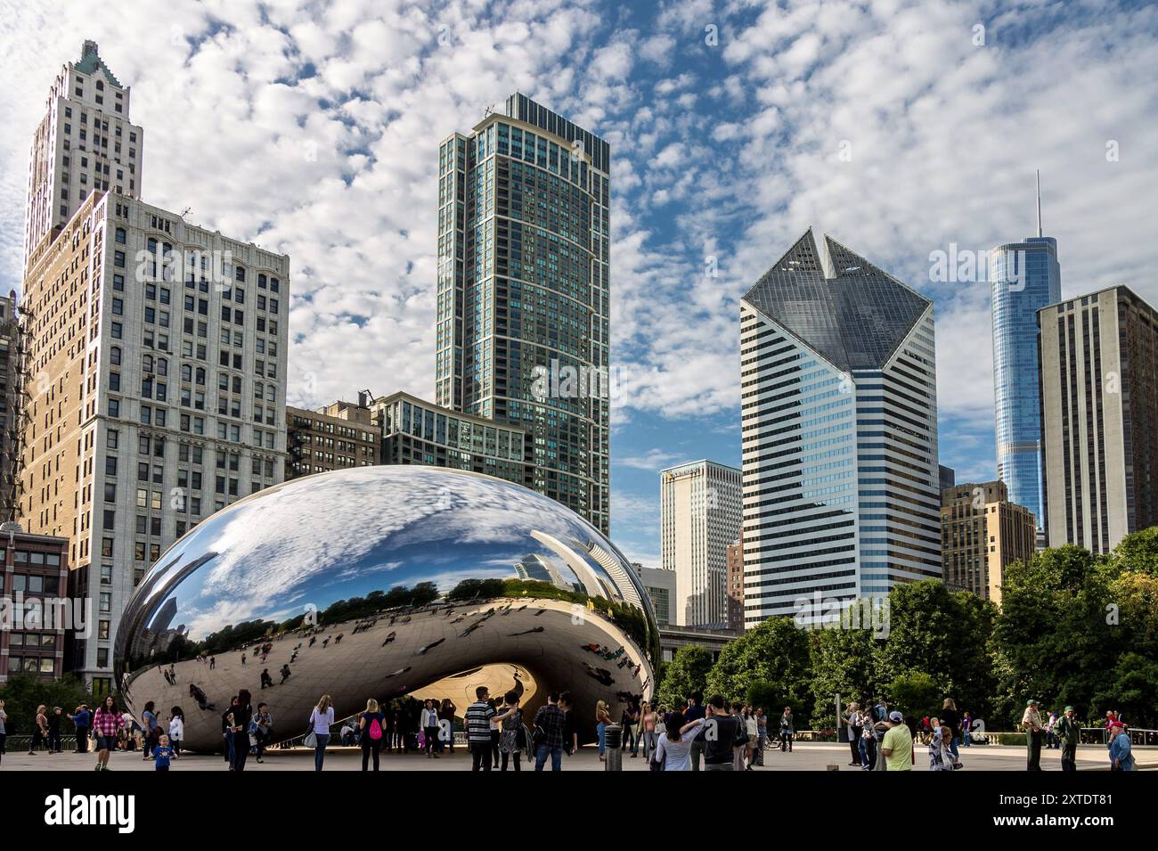 The Cloud Gate (the bean) monument reflecting the skyline of Chicago ...