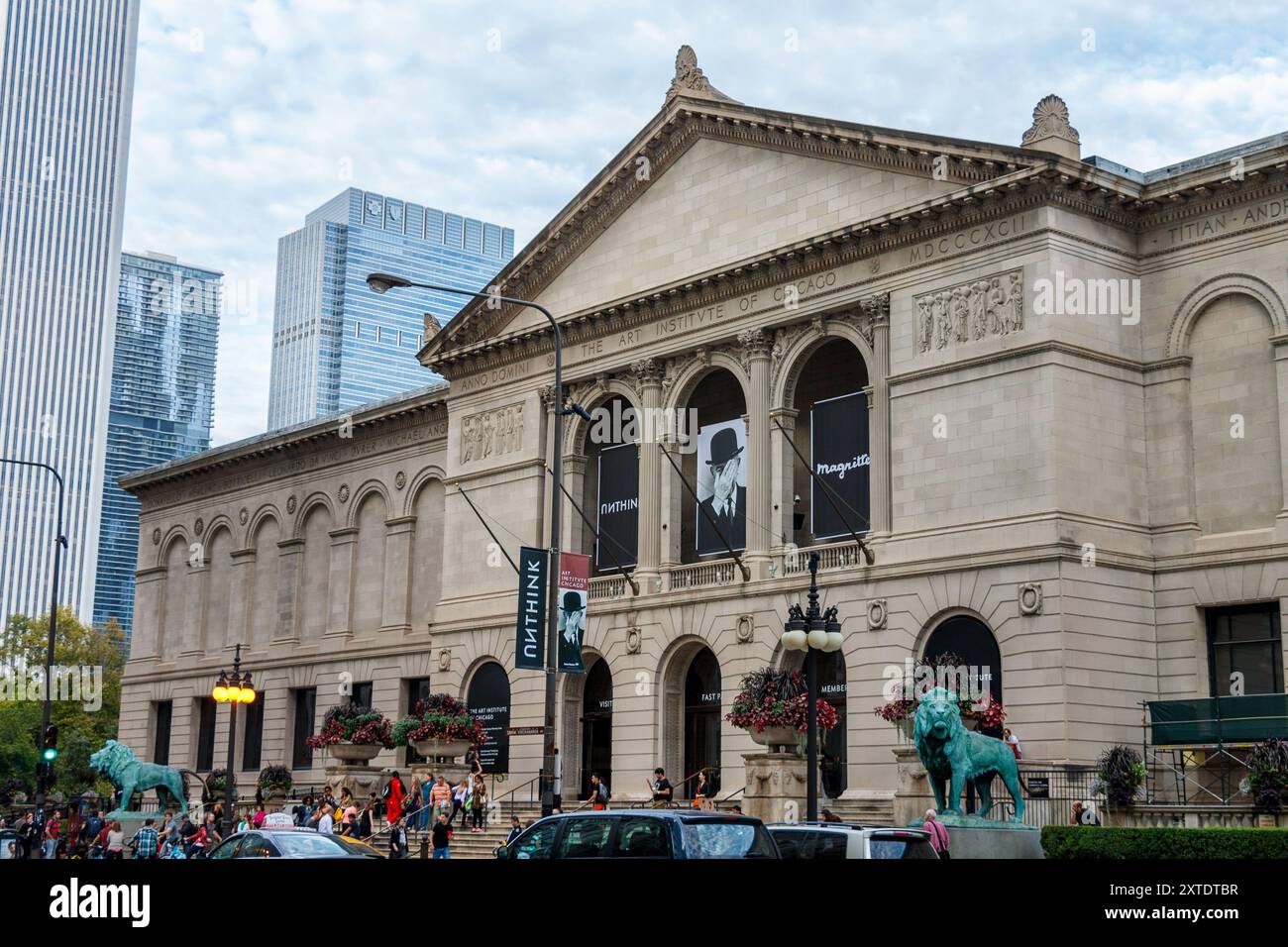 The facade of the Art Institute of Chicago art museum with the iconic ...