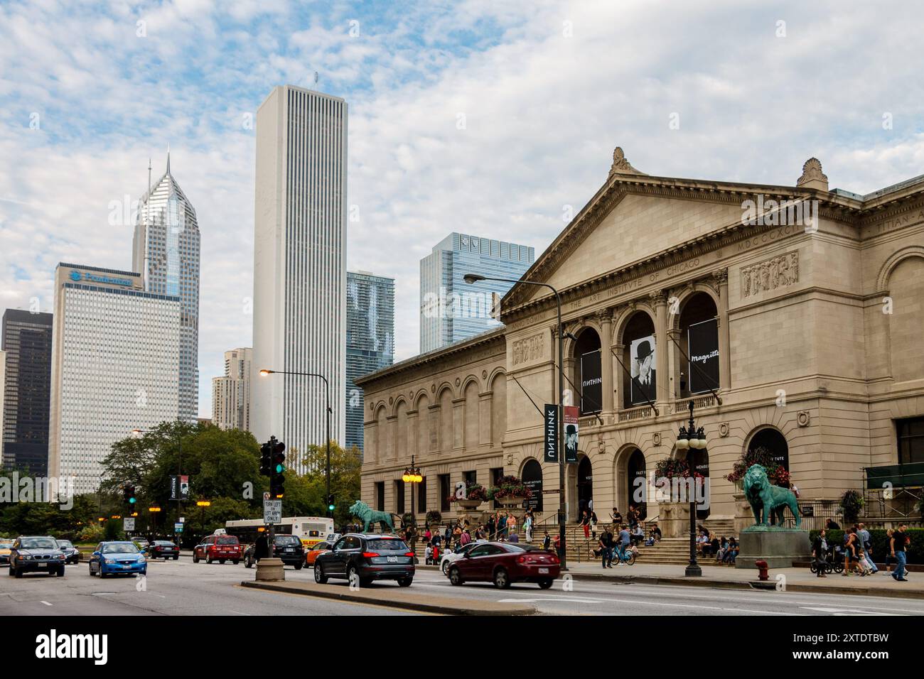 The facade of the Art Institute of Chicago art museum with the iconic ...