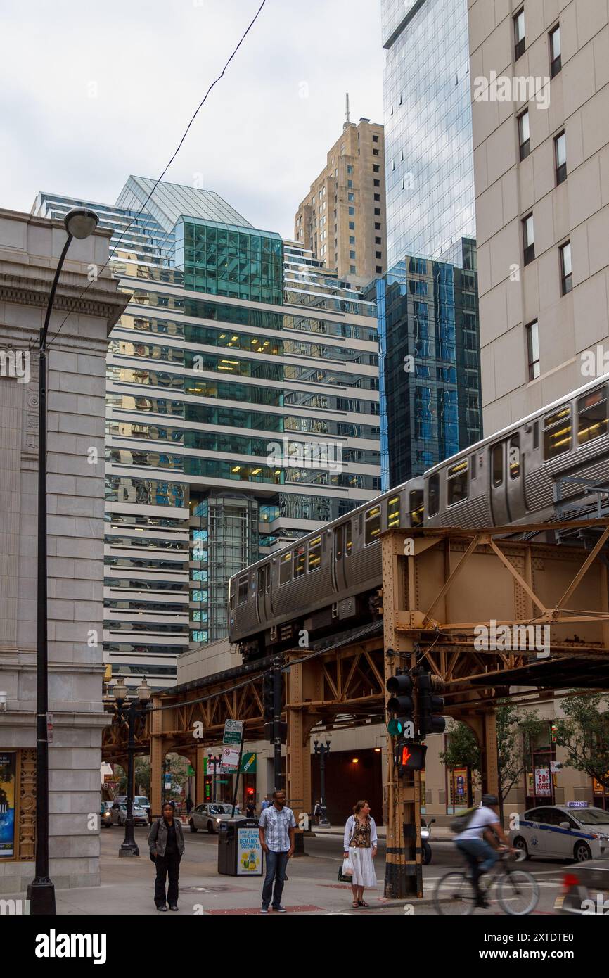 The Chicago L Eleveated Rapid Transit System at the Loop and the Modern ...