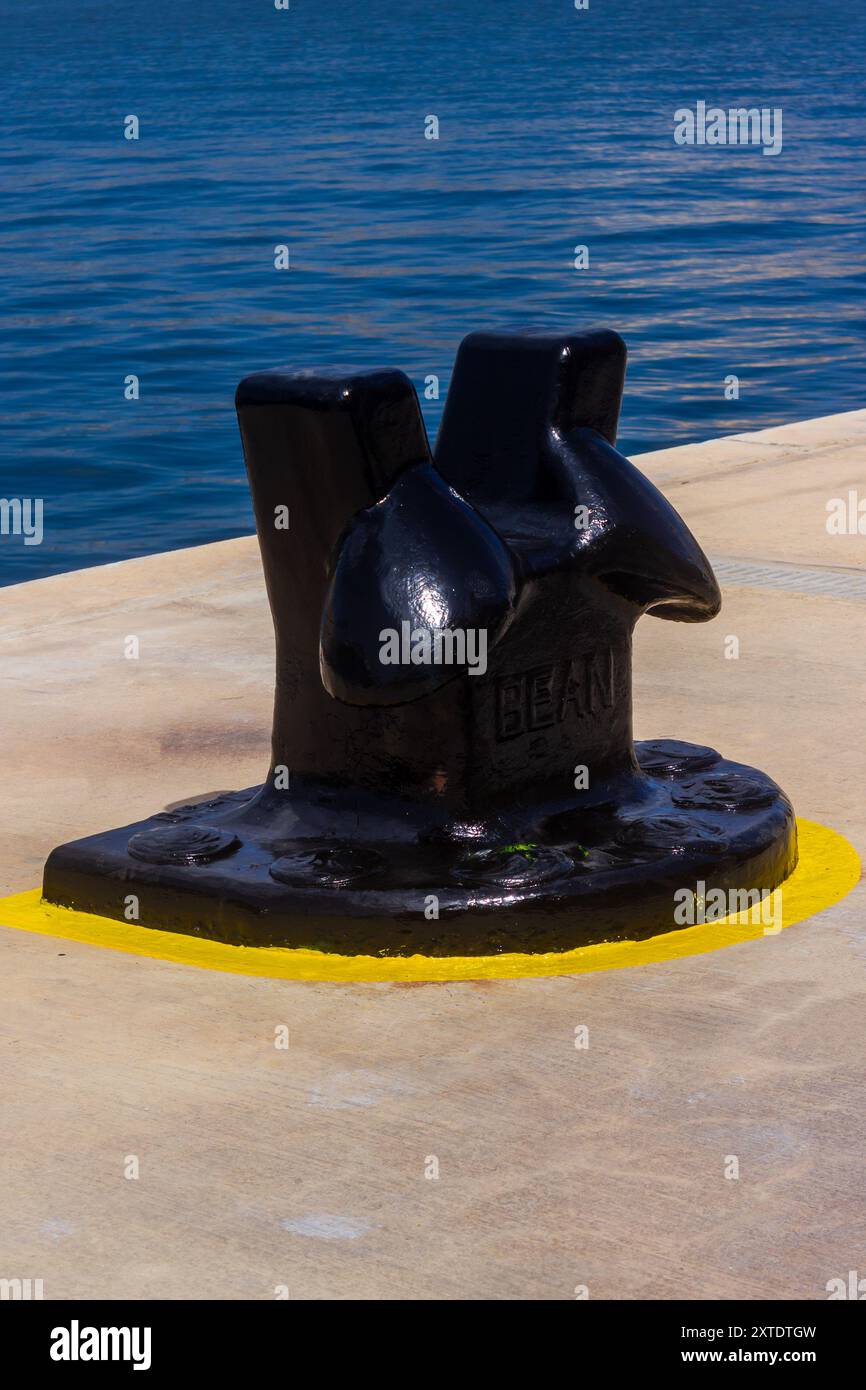 Black bollards hi-res stock photography and images - Alamy