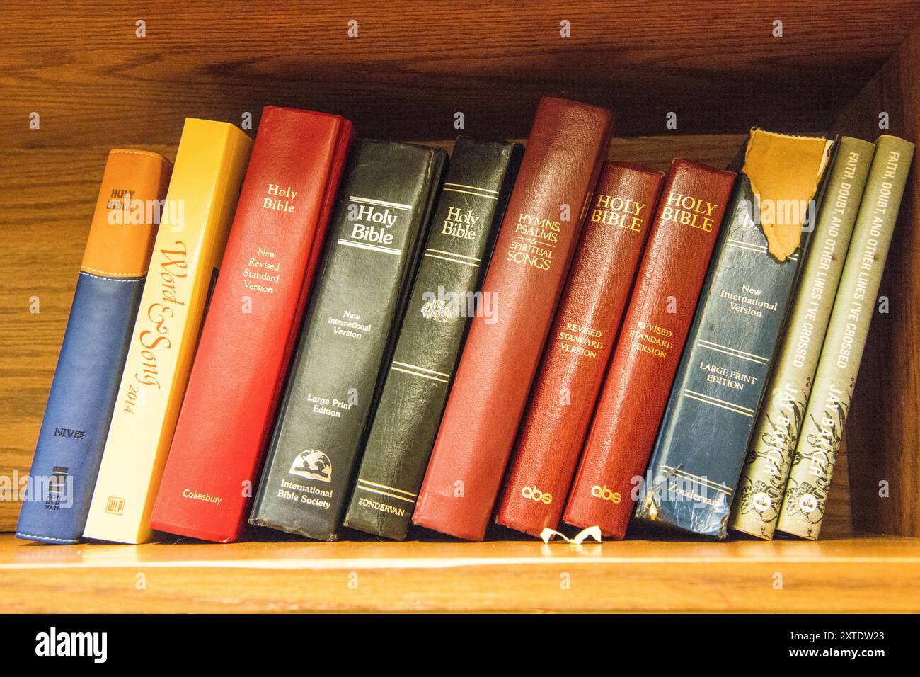 Bibles shelf hi-res stock photography and images - Alamy
