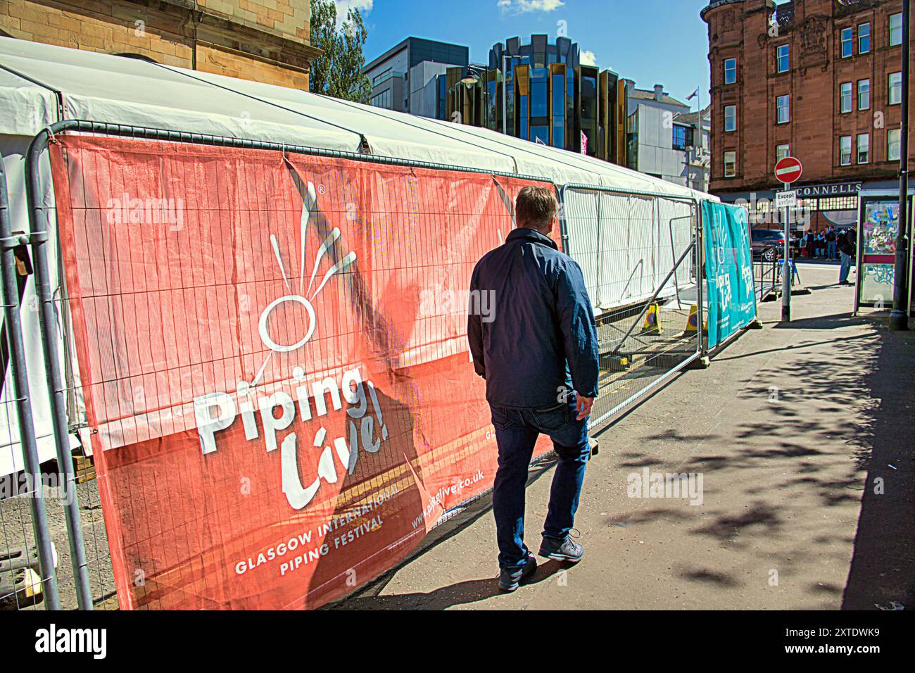 Piping live banners hi-res stock photography and images - Alamy