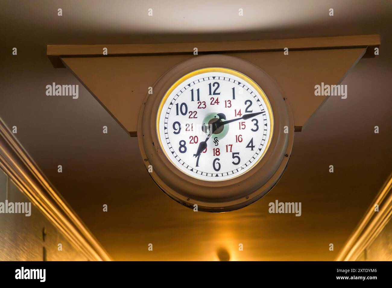 Clock in the corridors of the former Schatzalp sanatorium. It is said ...