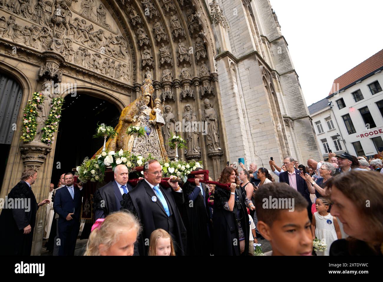 Bearers walk together carrying a float during the Assumption of the ...