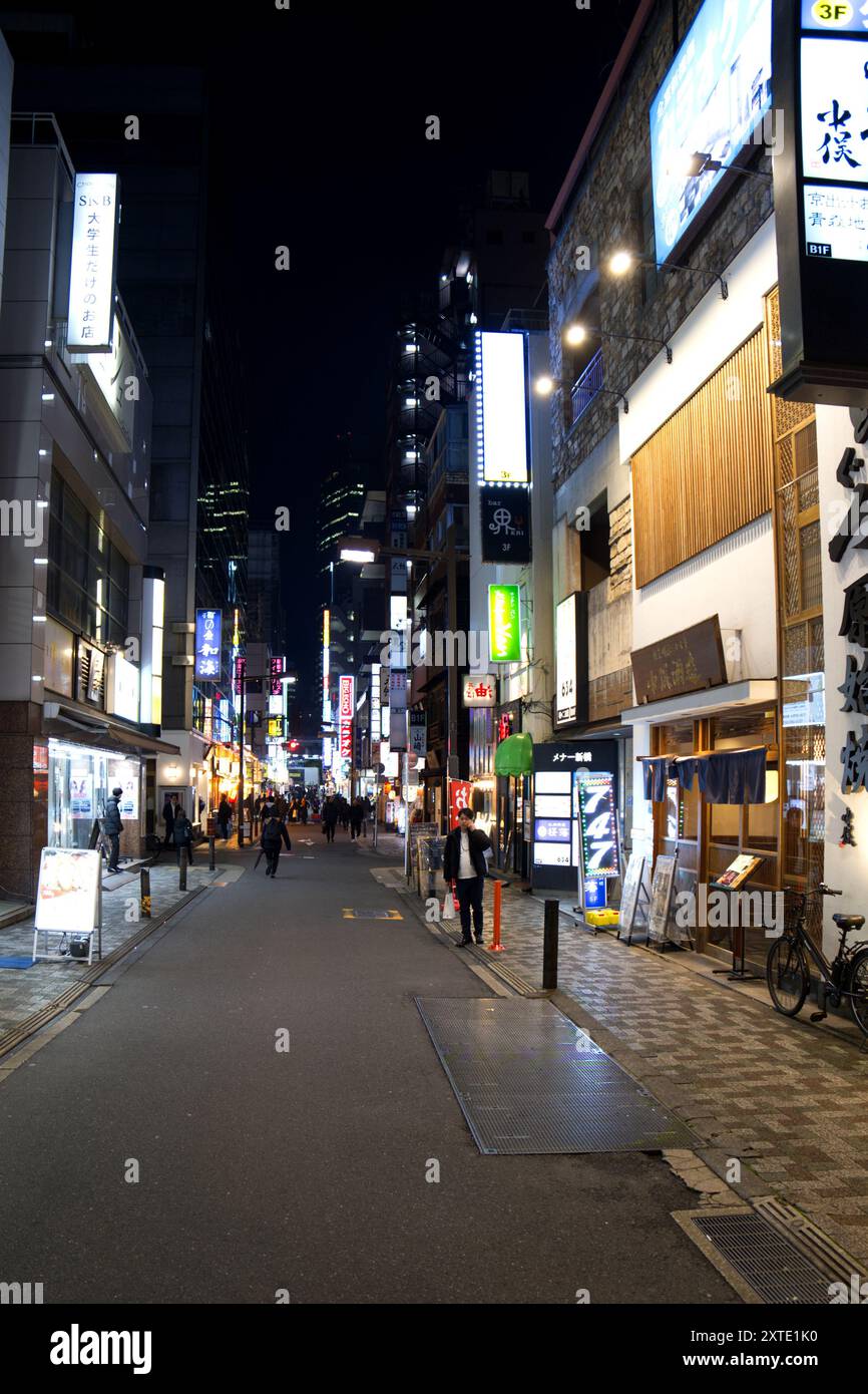 Wet street tokyo hi-res stock photography and images - Alamy