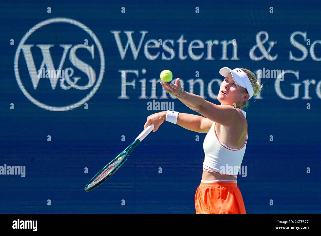 Mason, Ohio, USA. 14th Aug, 2024. Peyton Stearns (USA) serves to Paula ...
