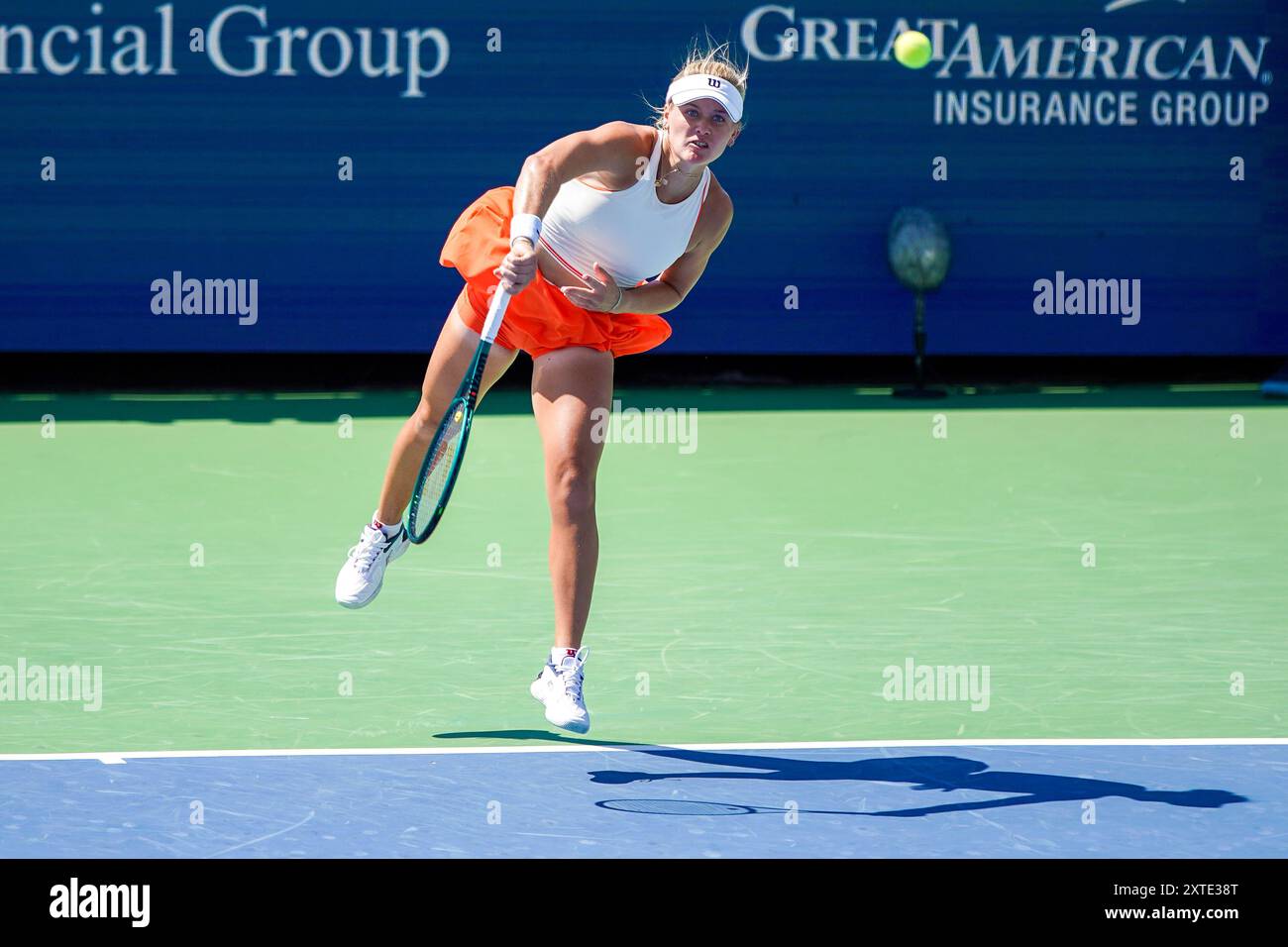 Mason, Ohio, USA. 14th Aug, 2024. Peyton Stearns (USA) serves to Paula ...