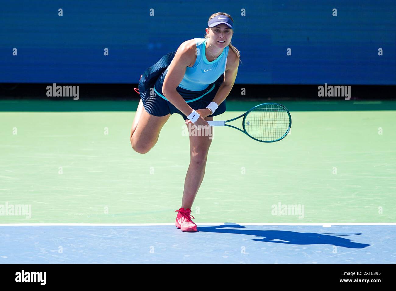 Mason, Ohio, USA. 14th Aug, 2024. Paula Badosa (ESP) serves to Peyton ...