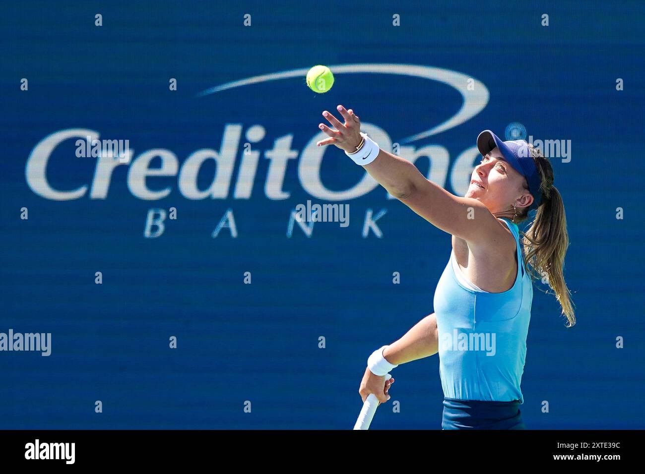 Mason, Ohio, USA. 14th Aug, 2024. Paula Badosa (ESP) serves to Peyton ...
