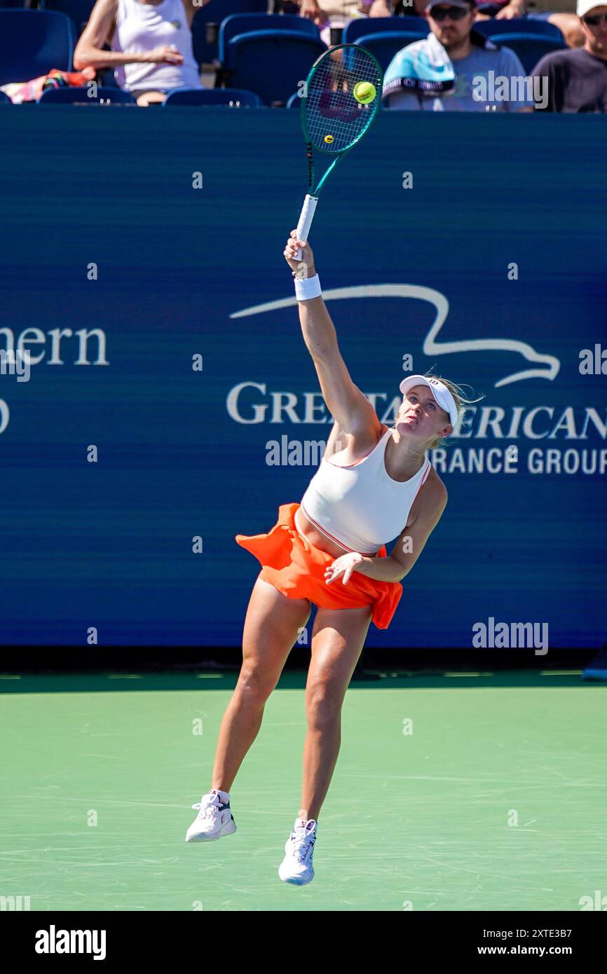 Mason, Ohio, USA. 14th Aug, 2024. Peyton Stearns (USA) serves to Paula ...