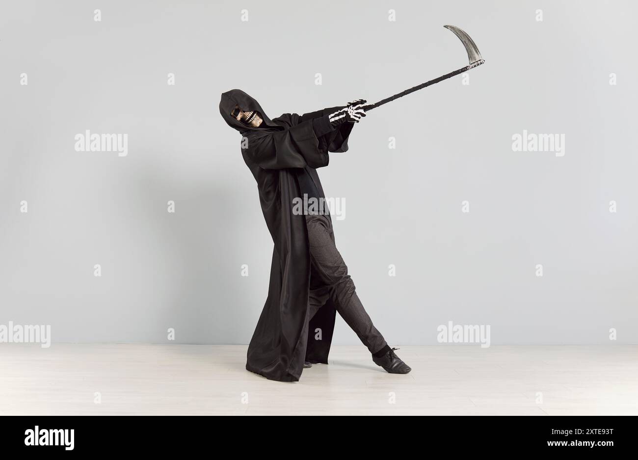 Halloween Grim Reaper cosplay costume, Angel of Death harvesting souls ...