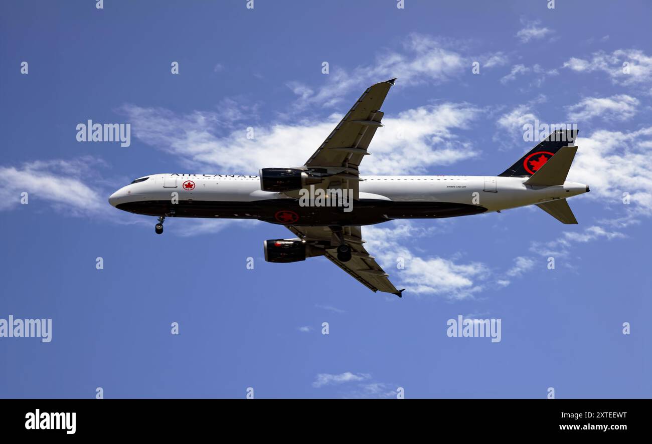 Air Canada Airbus A321-200 landing at Vancouver YVR Stock Photo - Alamy