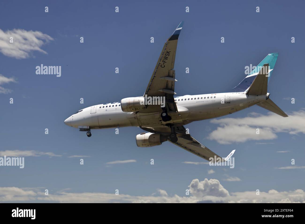 Westjet Boeing 737 landing at Vancouver YVR Stock Photo - Alamy