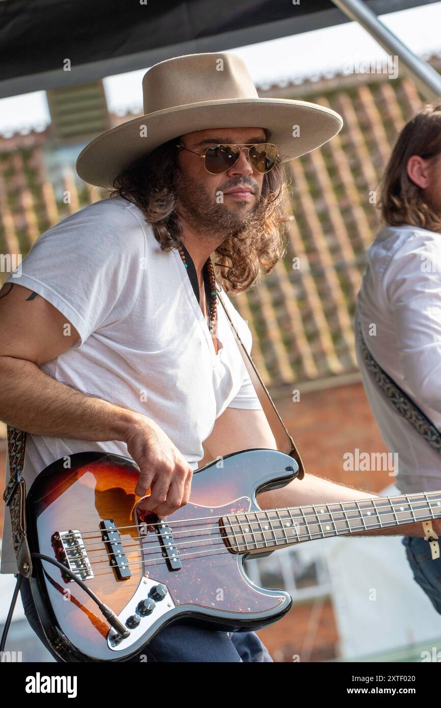 Music ourdoors hi-res stock photography and images - Alamy