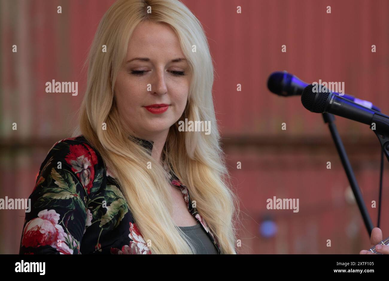 Music ourdoors hi-res stock photography and images - Alamy