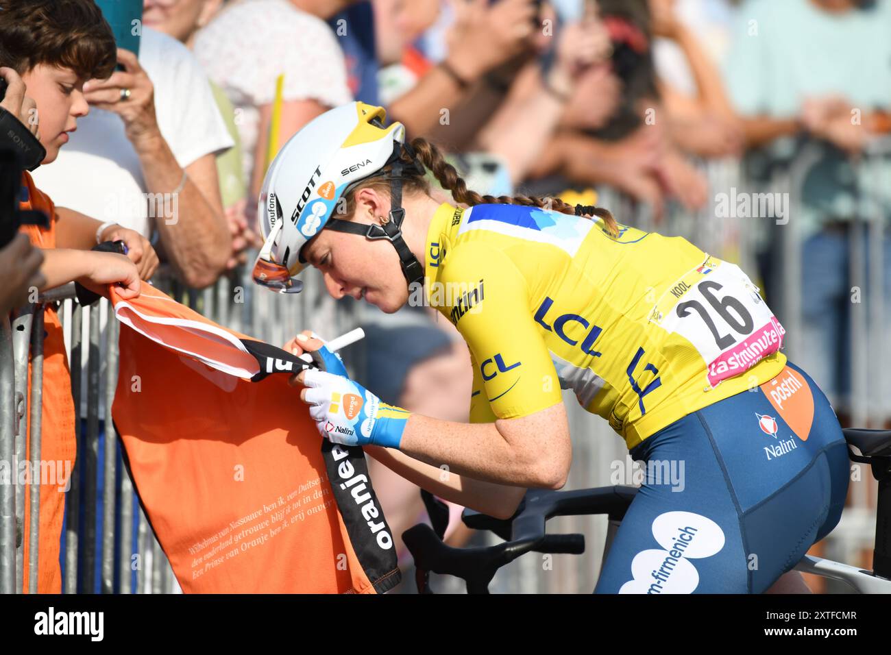 Women athletes autographs hi-res stock photography and images - Alamy