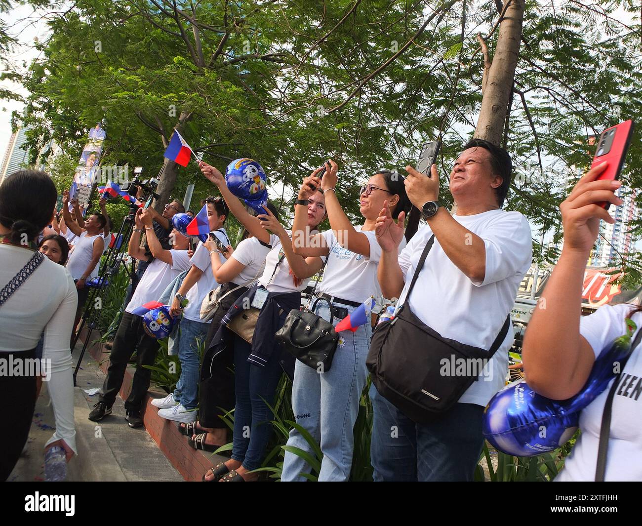 Manila, Philippines. 14th Aug, 2024. Filipinos wave their Philippine ...