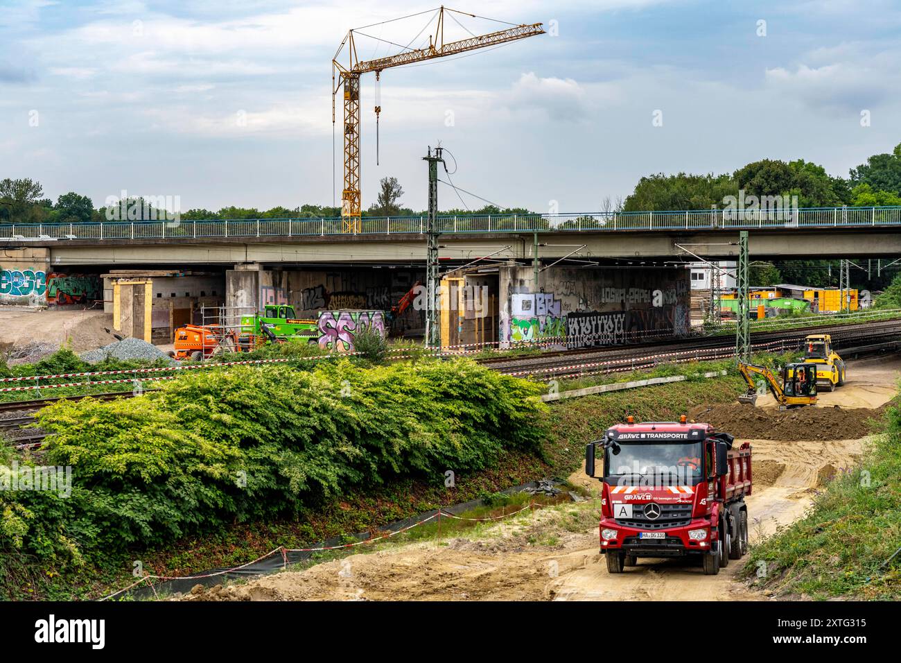 Arbeiten an der Autobahnbrücke der A40, Schlachthofbrücke, die Brückenpfeiler für die neue ...
