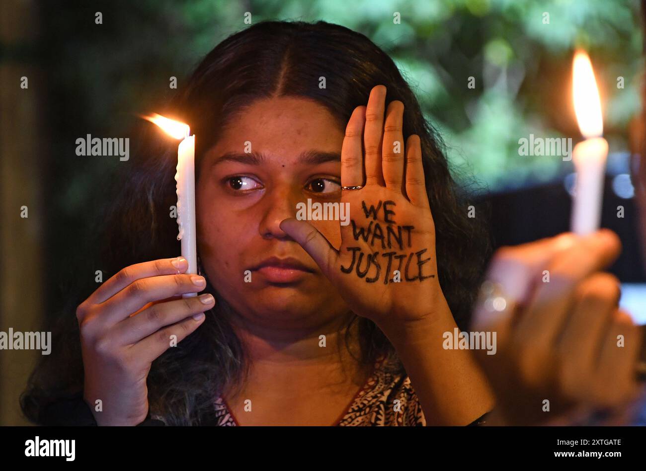 Mumbai, India. 14th Aug, 2024. A woman holding a candle display a hand ...