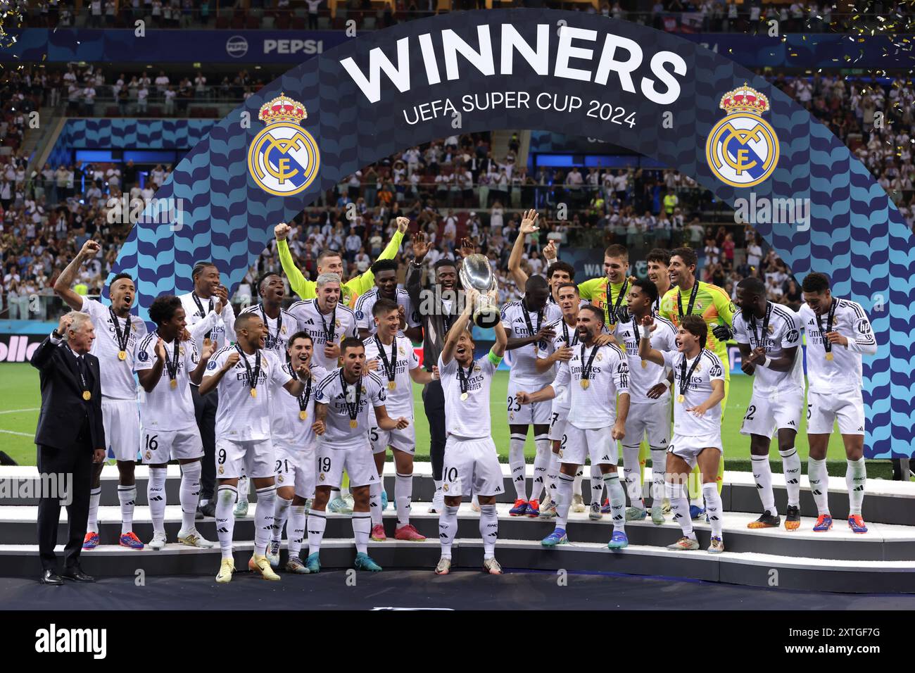 Luka modric real madrid 2024 trophy hi-res stock photography and images ...