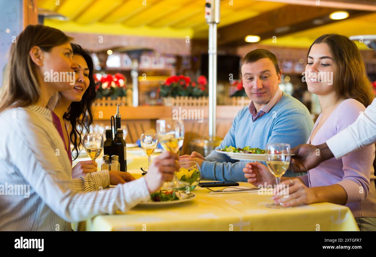 Man and women dining in restaurant Stock Photo - Alamy