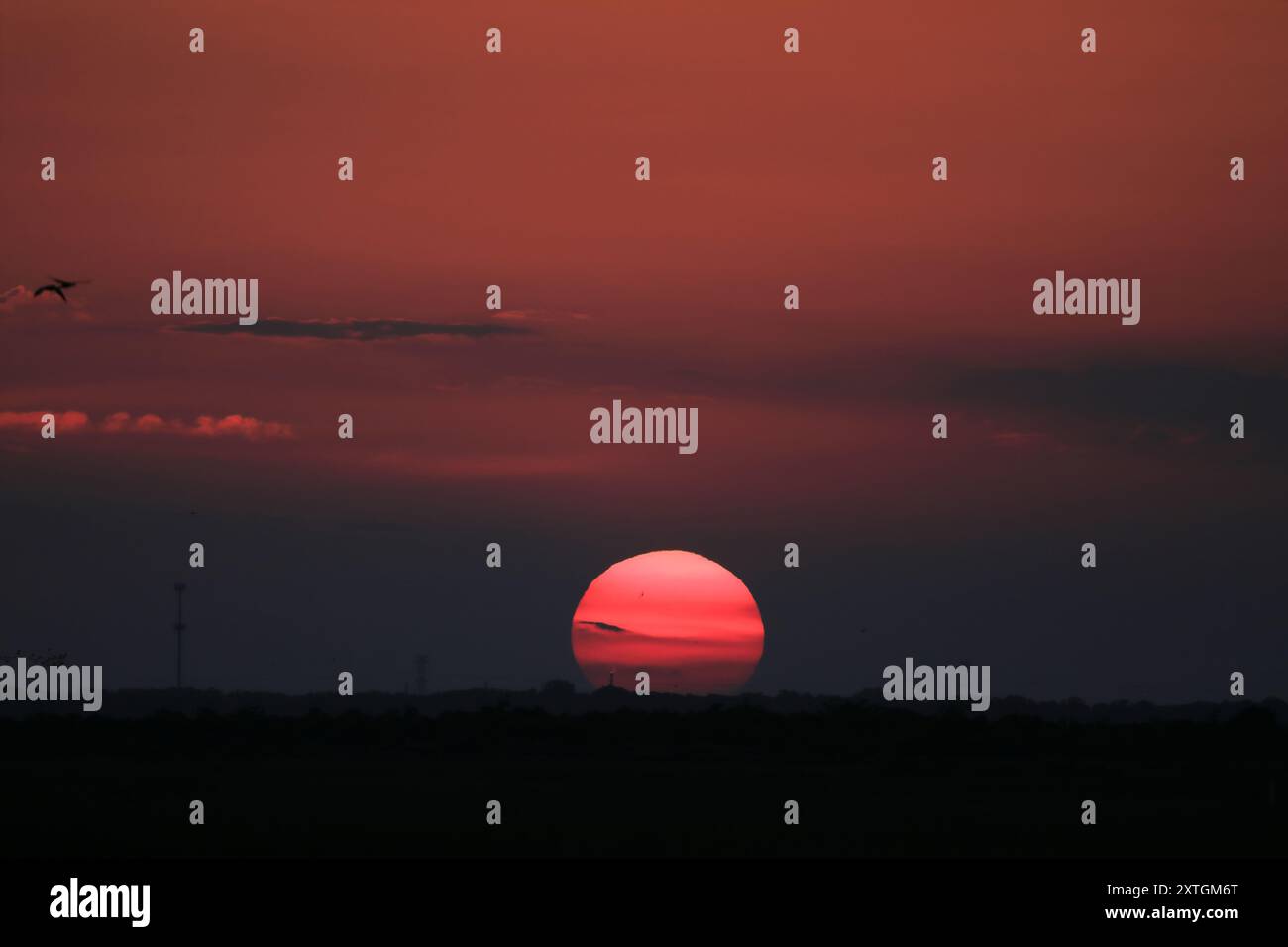 Sun dipping horizon hi-res stock photography and images - Alamy