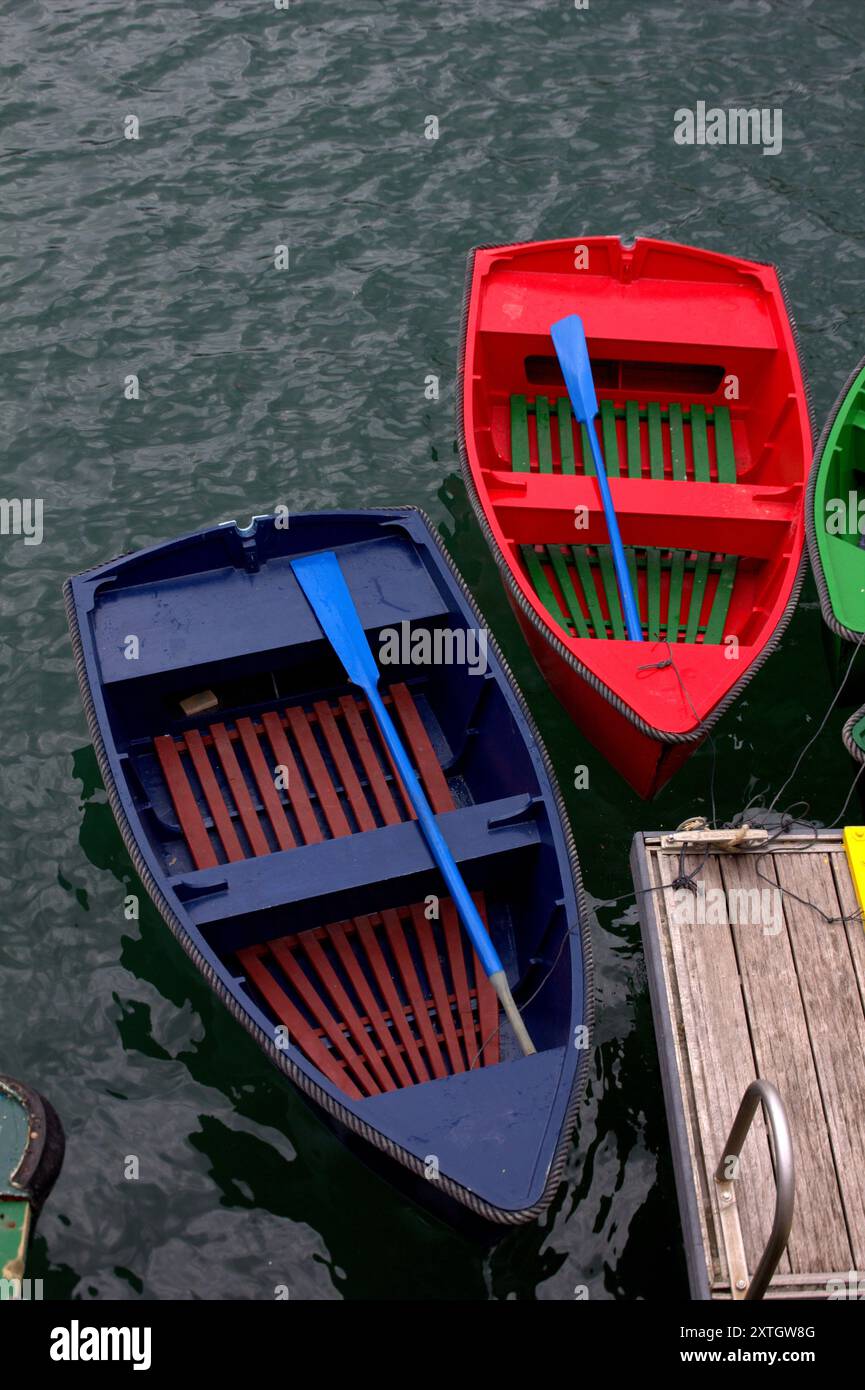 Barco de madera de colores hi-res stock photography and images - Alamy