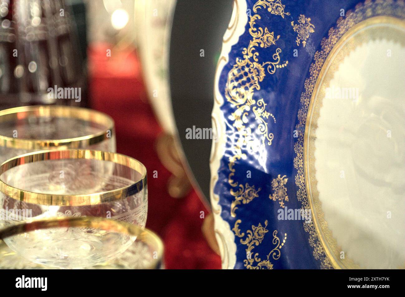 Blue and white porcelain antiques hi-res stock photography and images ...