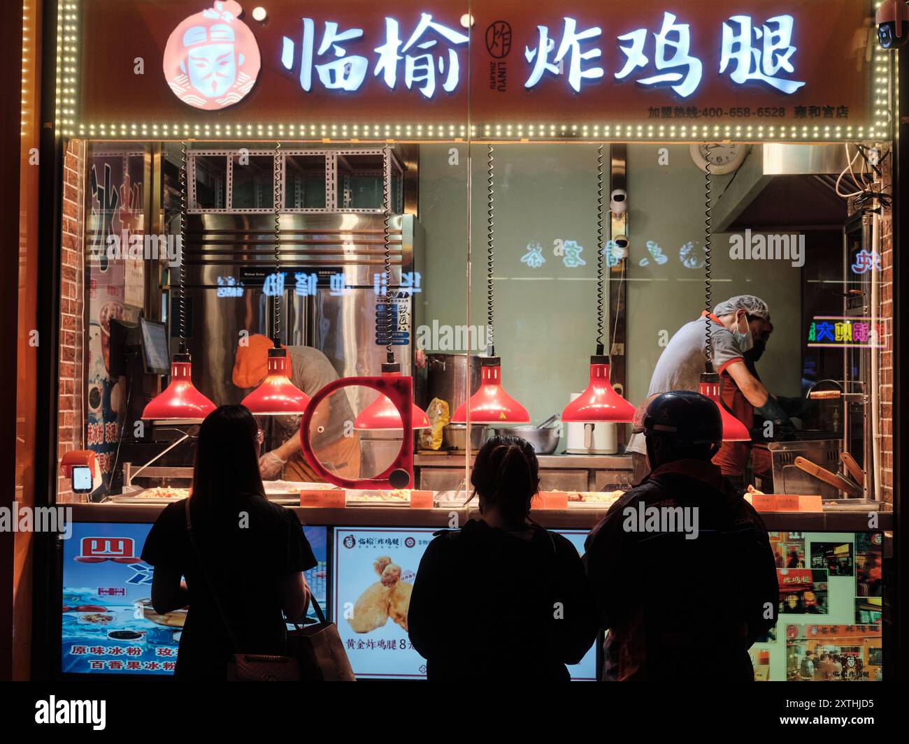 Hungry customers wait for a late-night snack at a Chinese restaurant ...