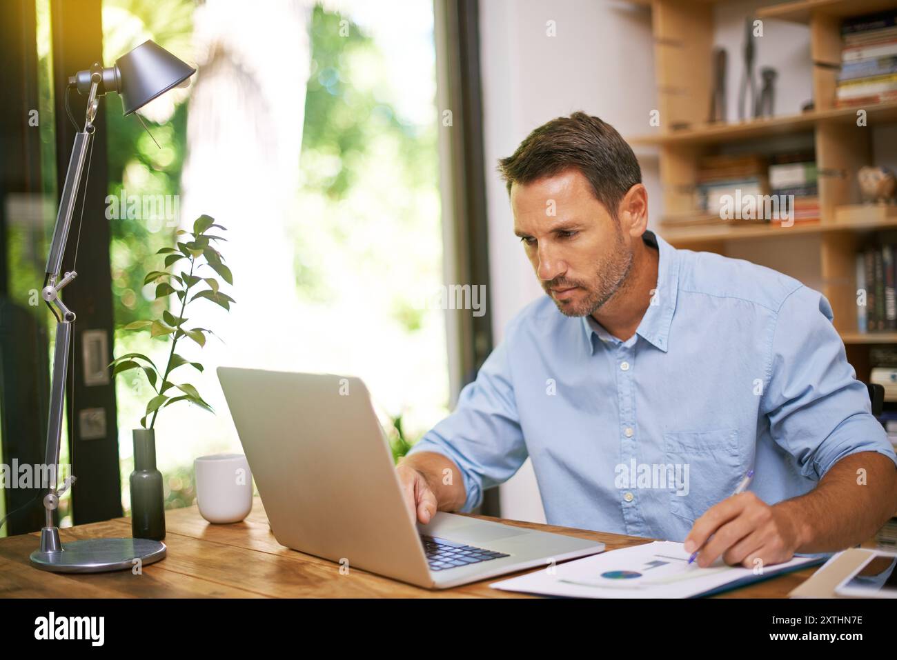 Reading research man computer hi-res stock photography and images - Alamy