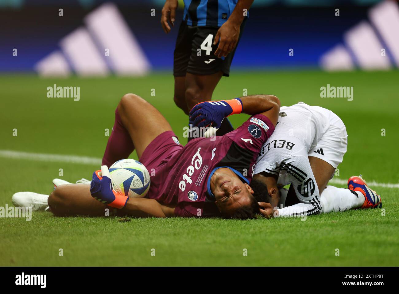 Juan Musso of Atalanta and Jude Bellingham of Real Madrid during the ...