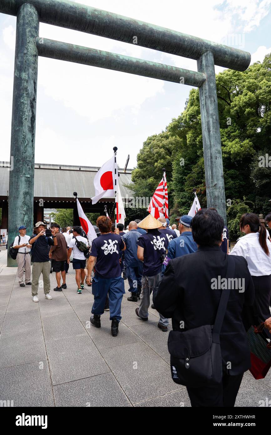 Tokyo, Japan. 15th Aug, 2024. Japanese nationalists holding war flags ...