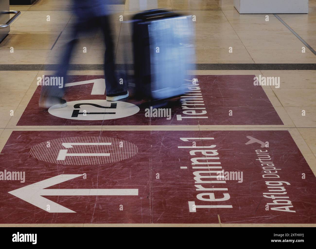 Flight connections airport sign hi-res stock photography and images - Alamy