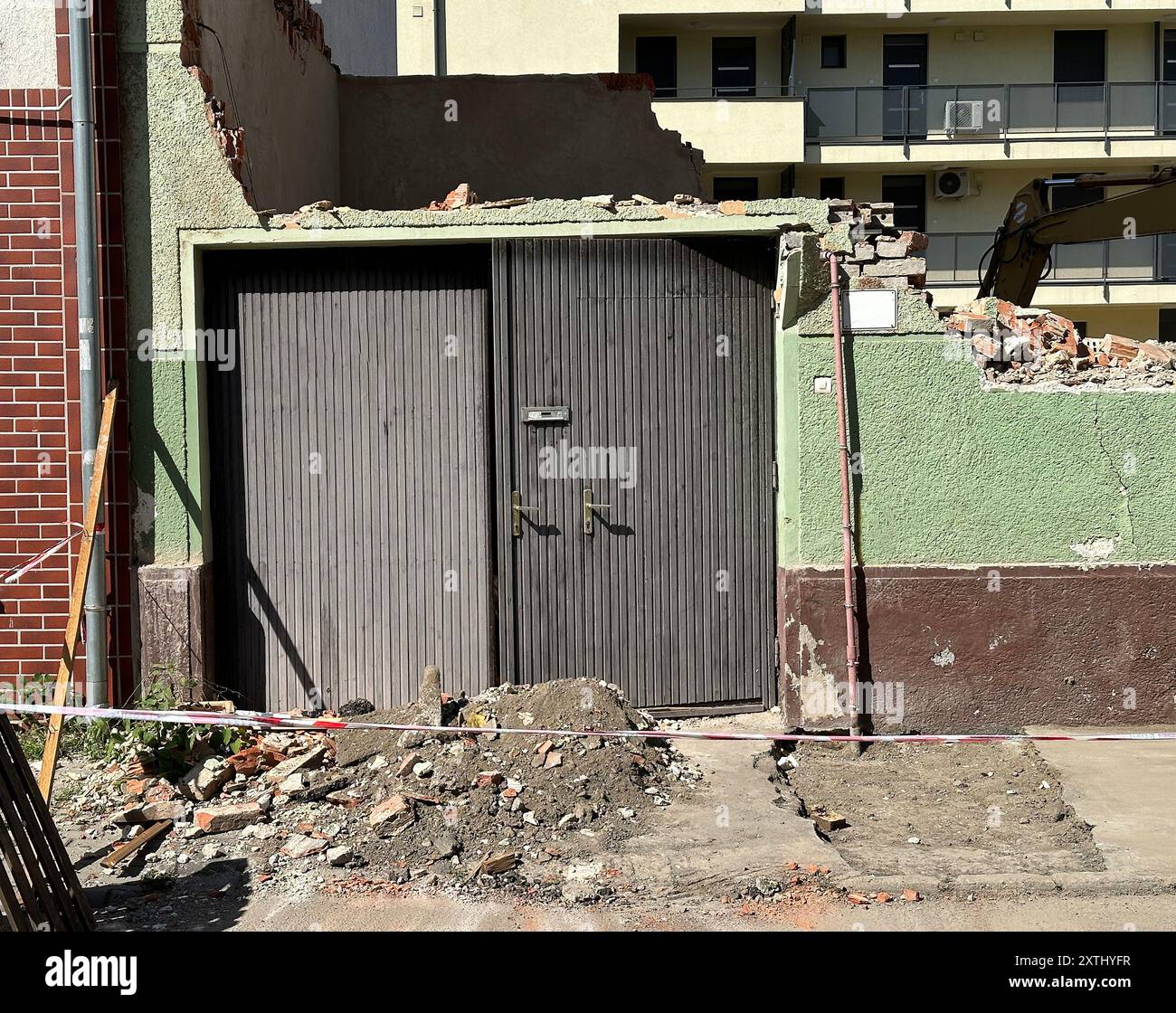 Demolished old building and brick wall Stock Photo - Alamy