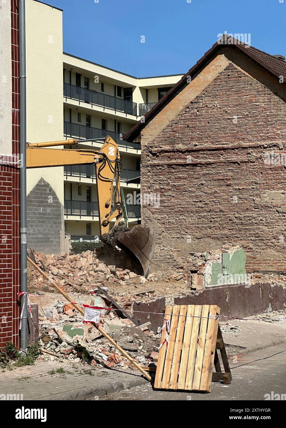 Demolished old building and brick wall Stock Photo - Alamy